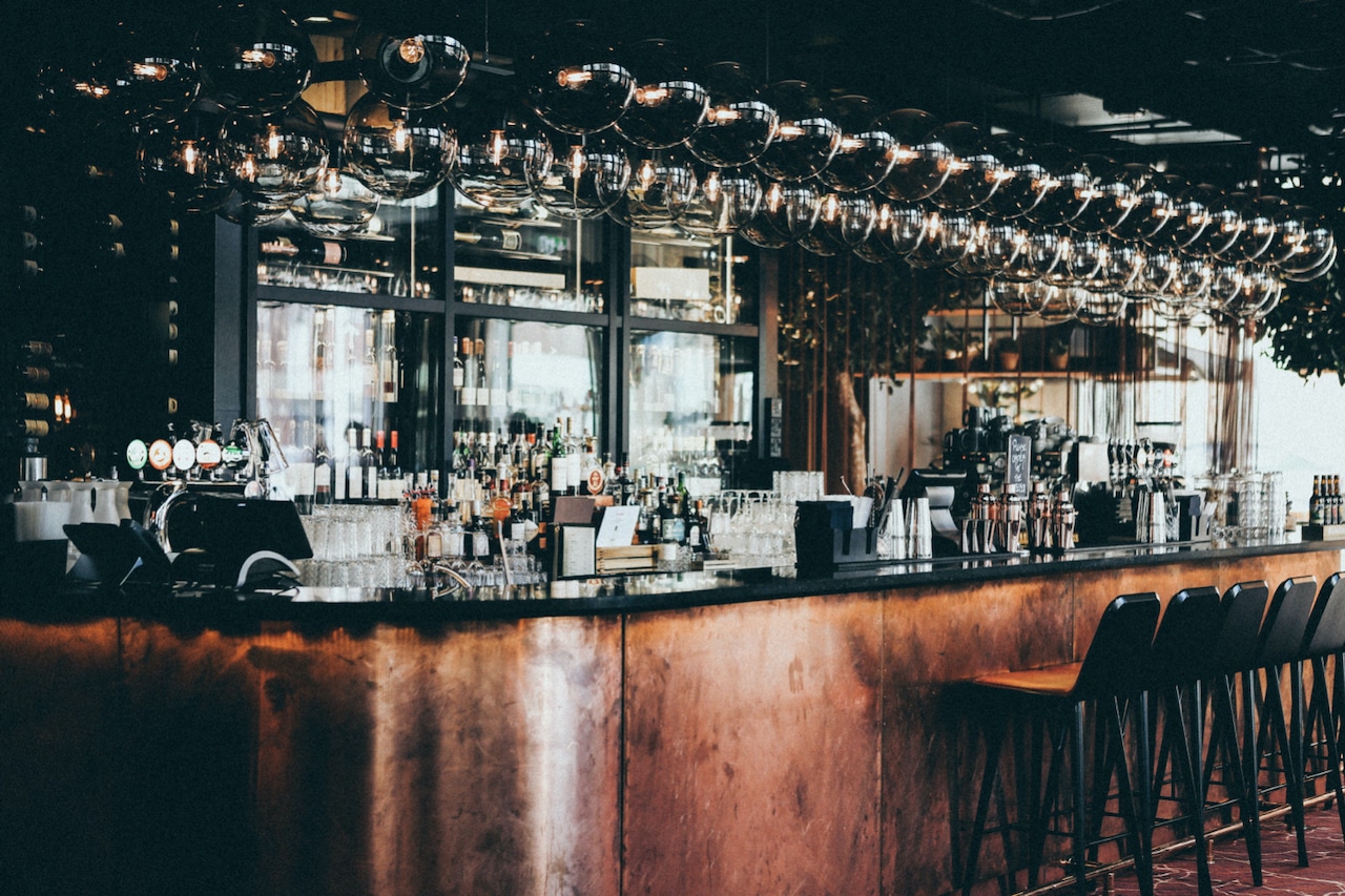 Blague du jour : Deux amis discutent dans un bar de la réincarnation
