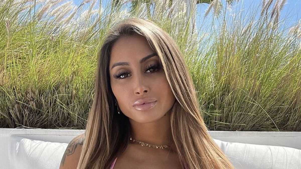 Océane El Himer se fait photographier en business class mais... voyage ...