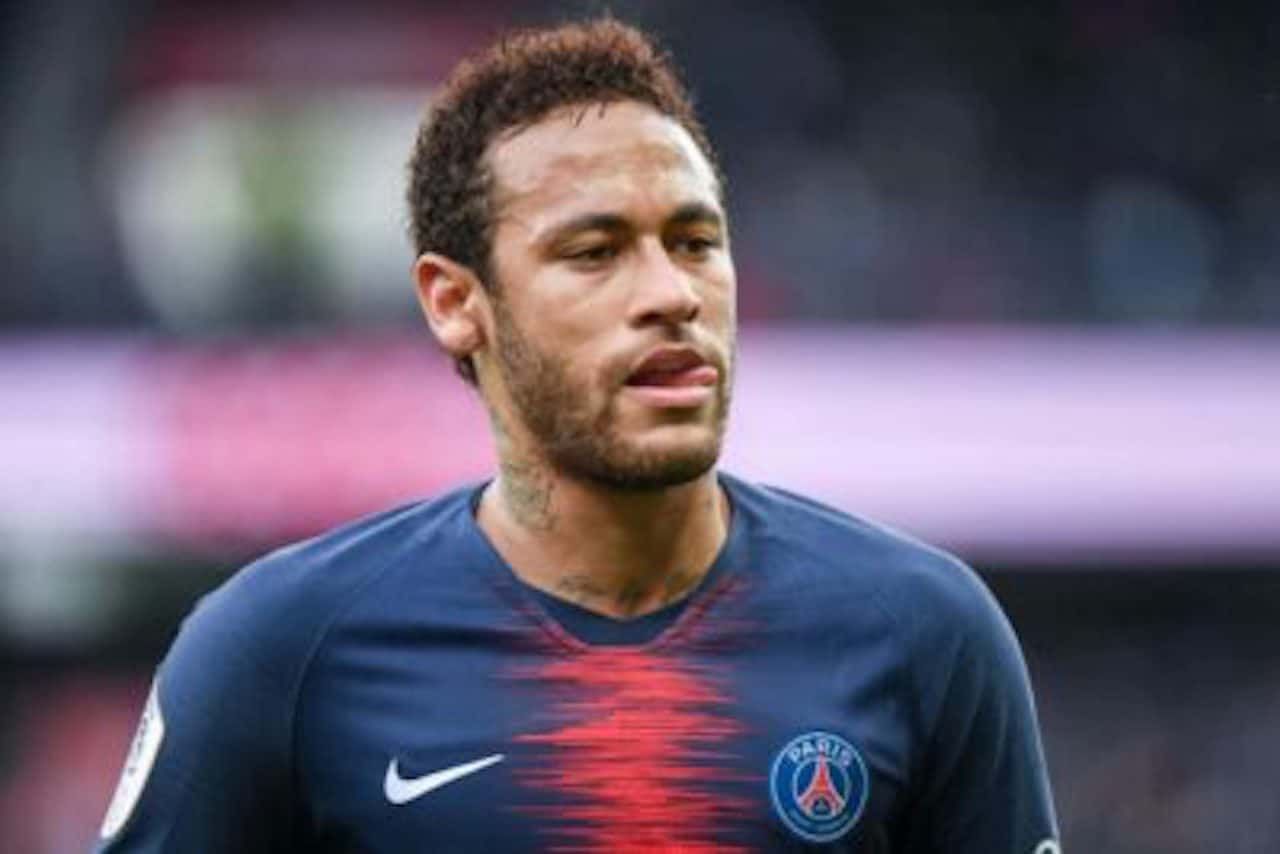 Neymar : Des fans se jettent sur le joueur dès sa sortie du bus (vidéo)
