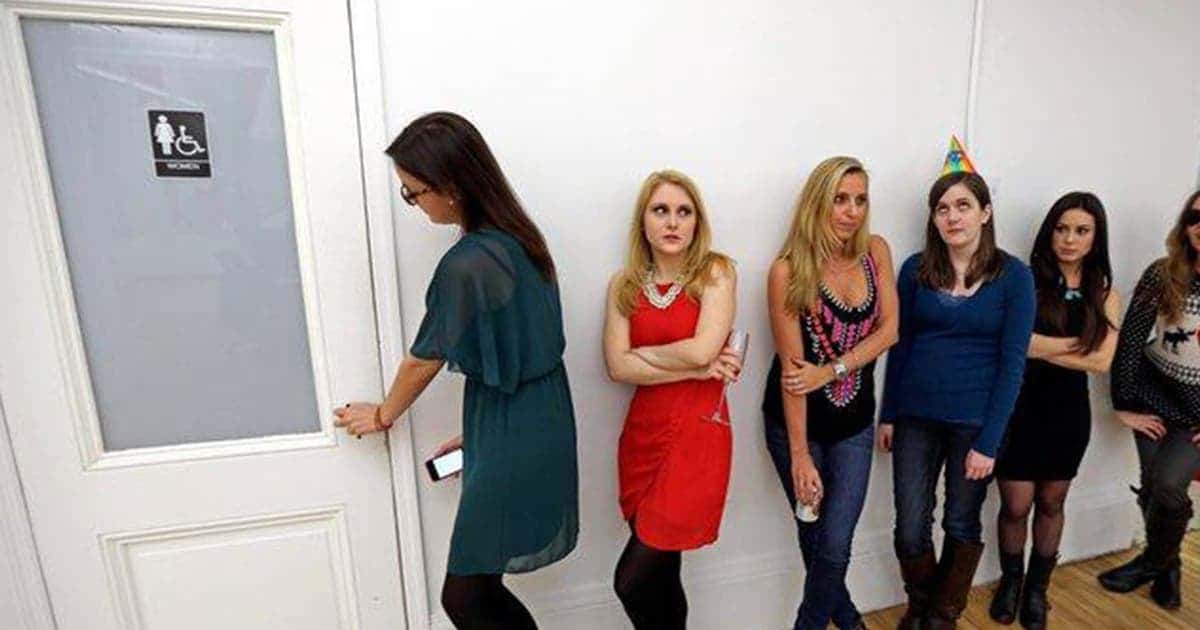 Pour réduire l'attente aux toilettes pour femmes, ils ont une idée de génie