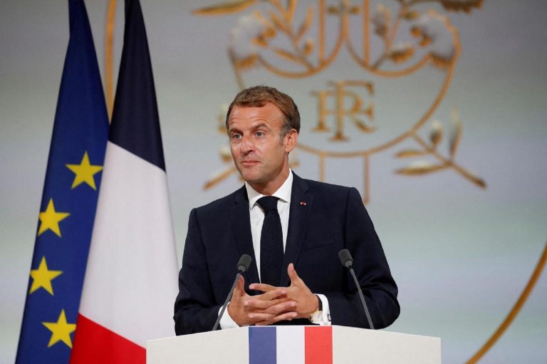 Emmanuel Macron vient de changer le drapeau Français ! Découvrez le nouveau