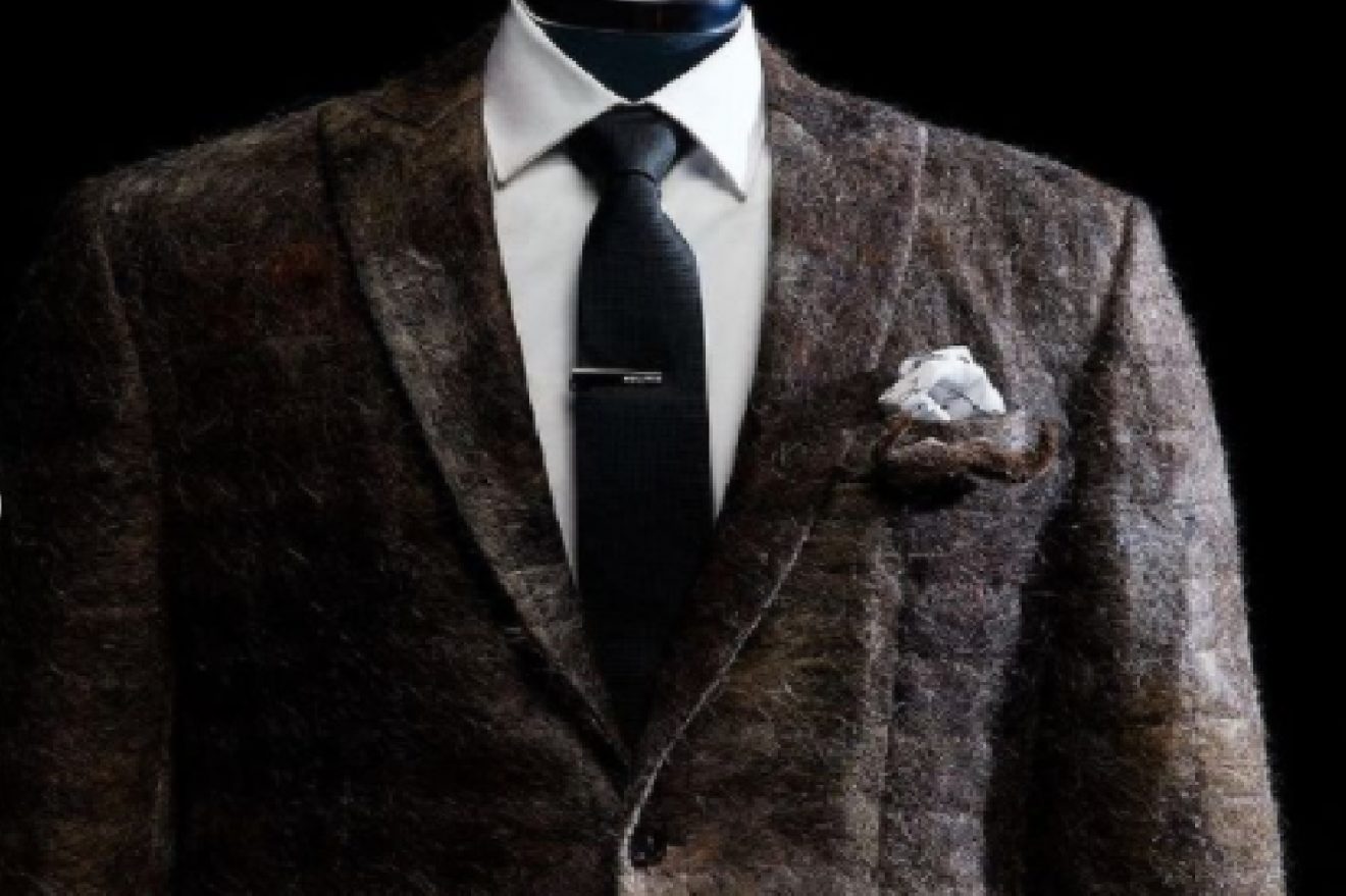 Découvrez le premier costume au monde composé de poils de moustaches