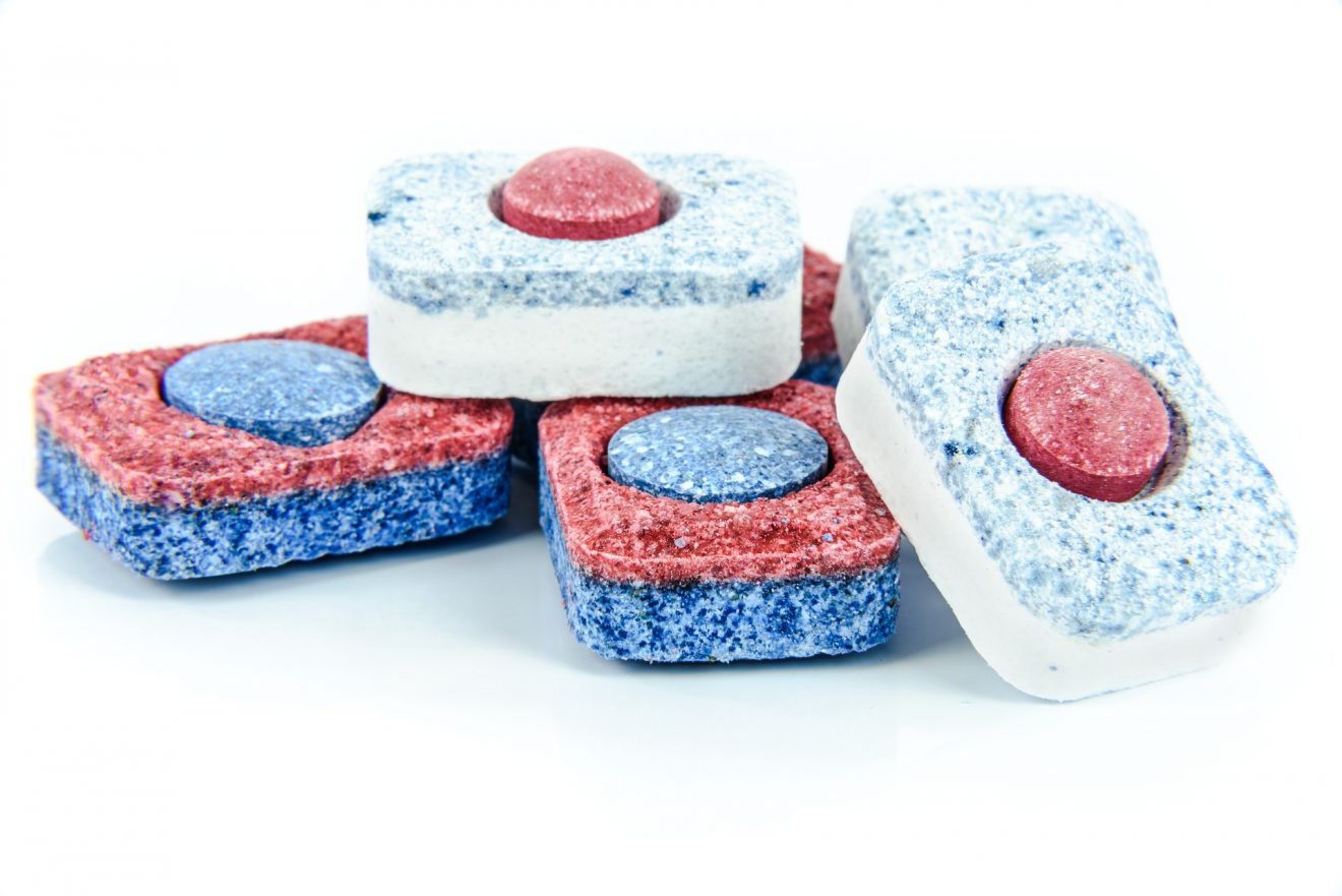 Elle met deux pastilles de lave-vaisselle dans sa machine à laver pour ...