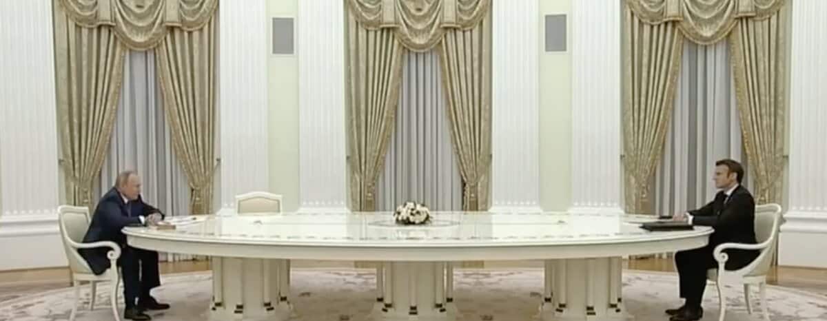 Rencontre Macron / Poutine : l'immense table enfin expliquée