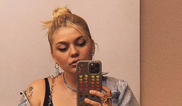 Louane change radicalement de look et ose les cheveux... roses