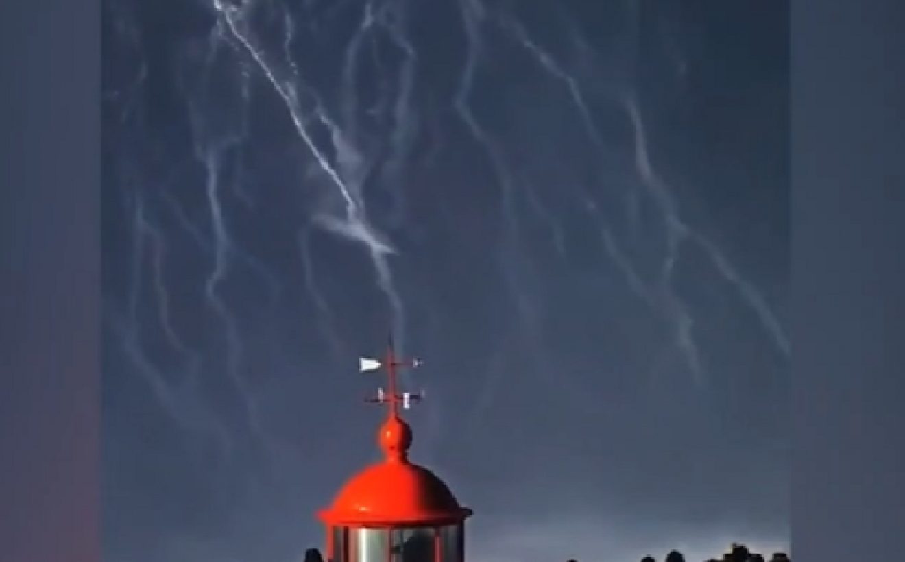 Il surfe une vague de plus de 35 mètres, les images sont incroyables ...