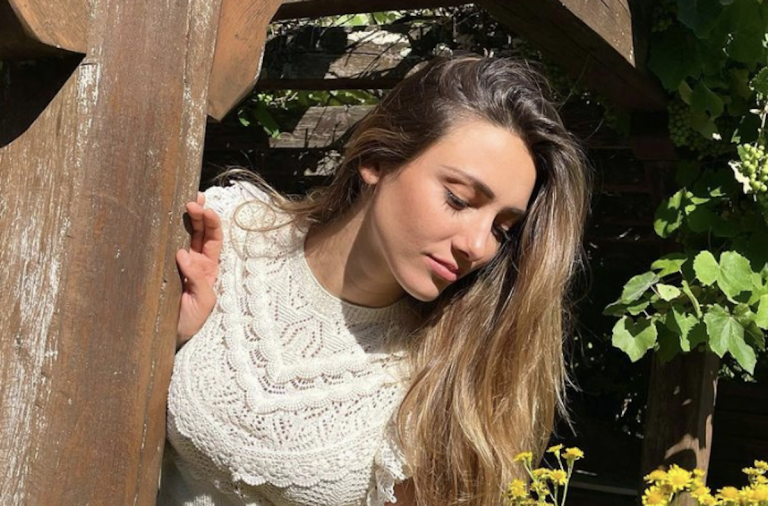 Delphine Wespiser se dévoile sublime en mini-short en dentelle