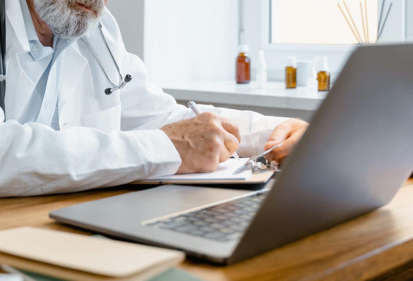 Âgé de 100 ans, le plus vieux médecin au monde continue d'exercer et ...