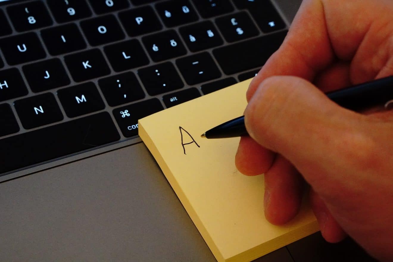 Blague du jour : Un homme trouve un post-it sur le lave-vaisselle