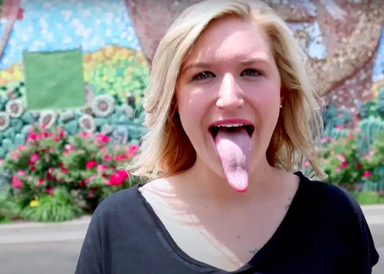 Cette femme a la plus grande langue du monde, c'est impressionnant