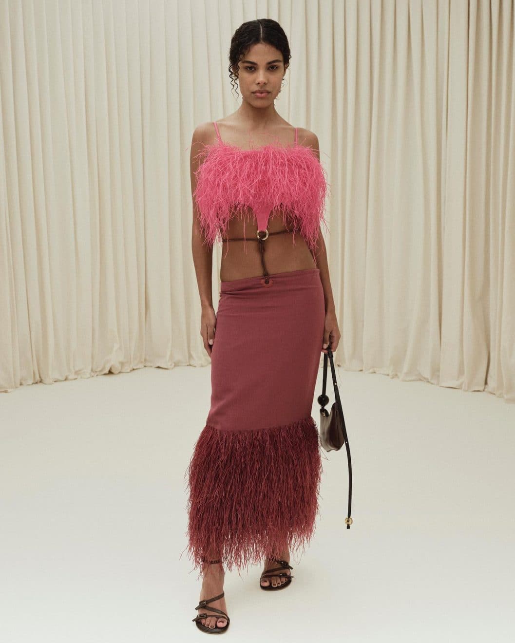 Tina Kunakey en soutien-gorge rose : divine au défilé Jacquemus, elle ...