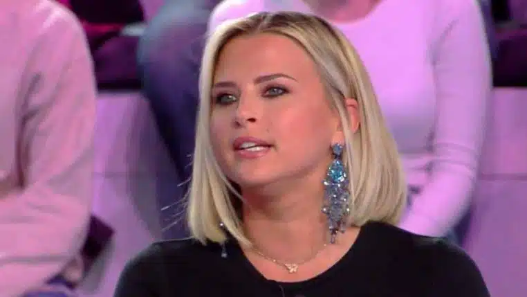 Chemise en satin et décolleté : Kelly Vedovelli éblouissante dans TPMP