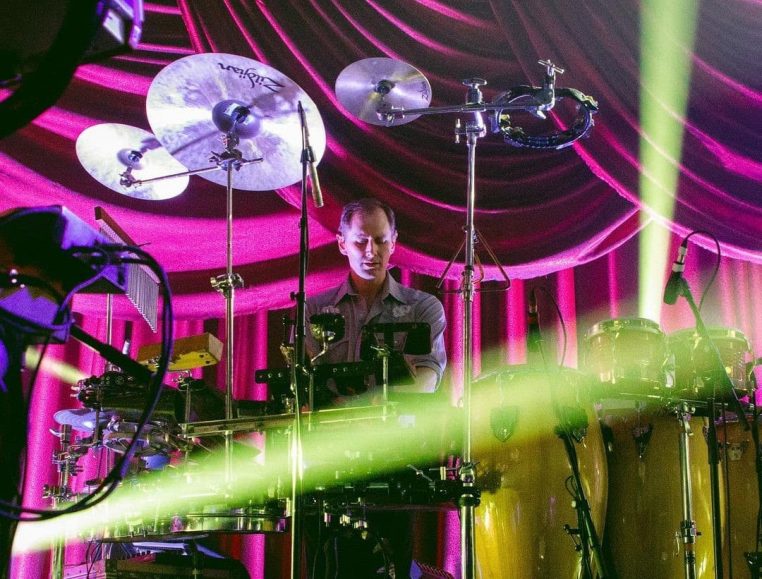 Un célèbre musicien retrouvé sans vie aux côtés de son fils