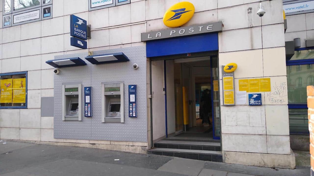 Blague du jour : Un homme se rend à la poste avec la main dans le plâtre