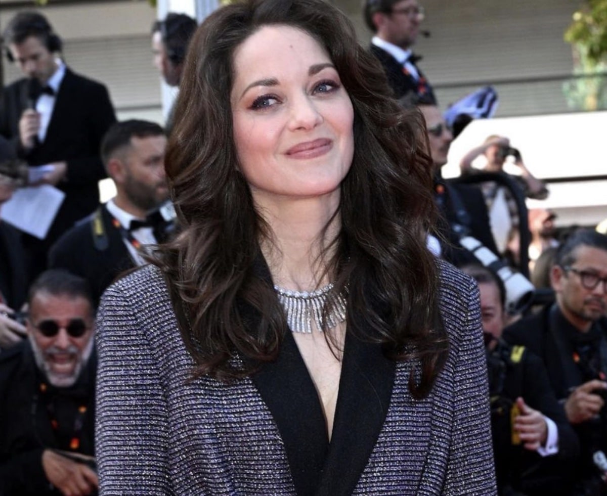 Mini-short et sangles sexy, Marion Cotillard ose un look étonnant au ...