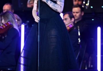 Louane éblouit à Cannes avec une robe bustier transparente