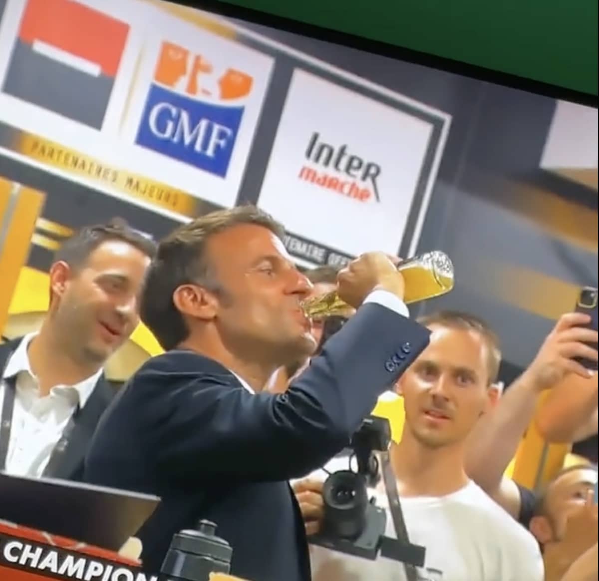 Emmanuel Macron Boit Cul Sec Une Bière Cette Vidéo Qui Ne Passe Pas 9084