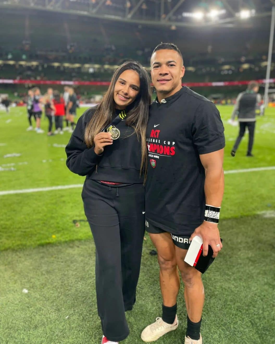 Rugby : Qui sont les sublimes compagnes des joueurs ? - Page 27 sur 30