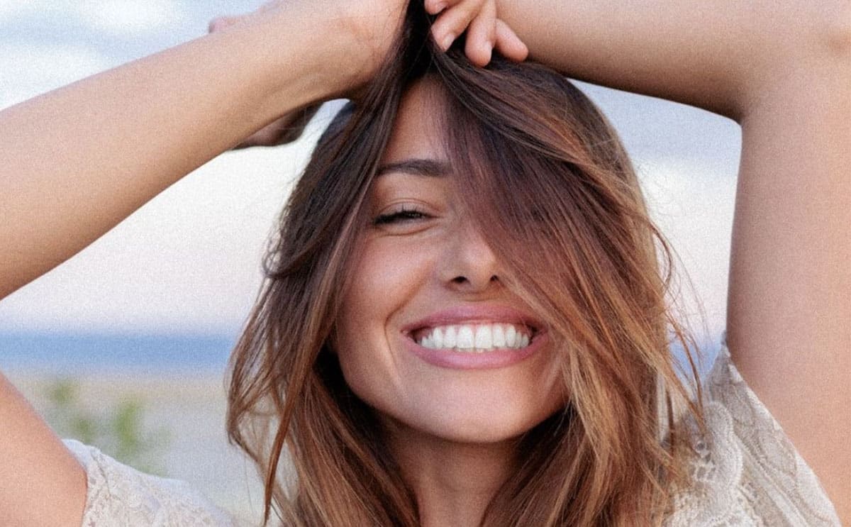 Delphine Wespiser s'affiche en tenue légère et bien cambrée