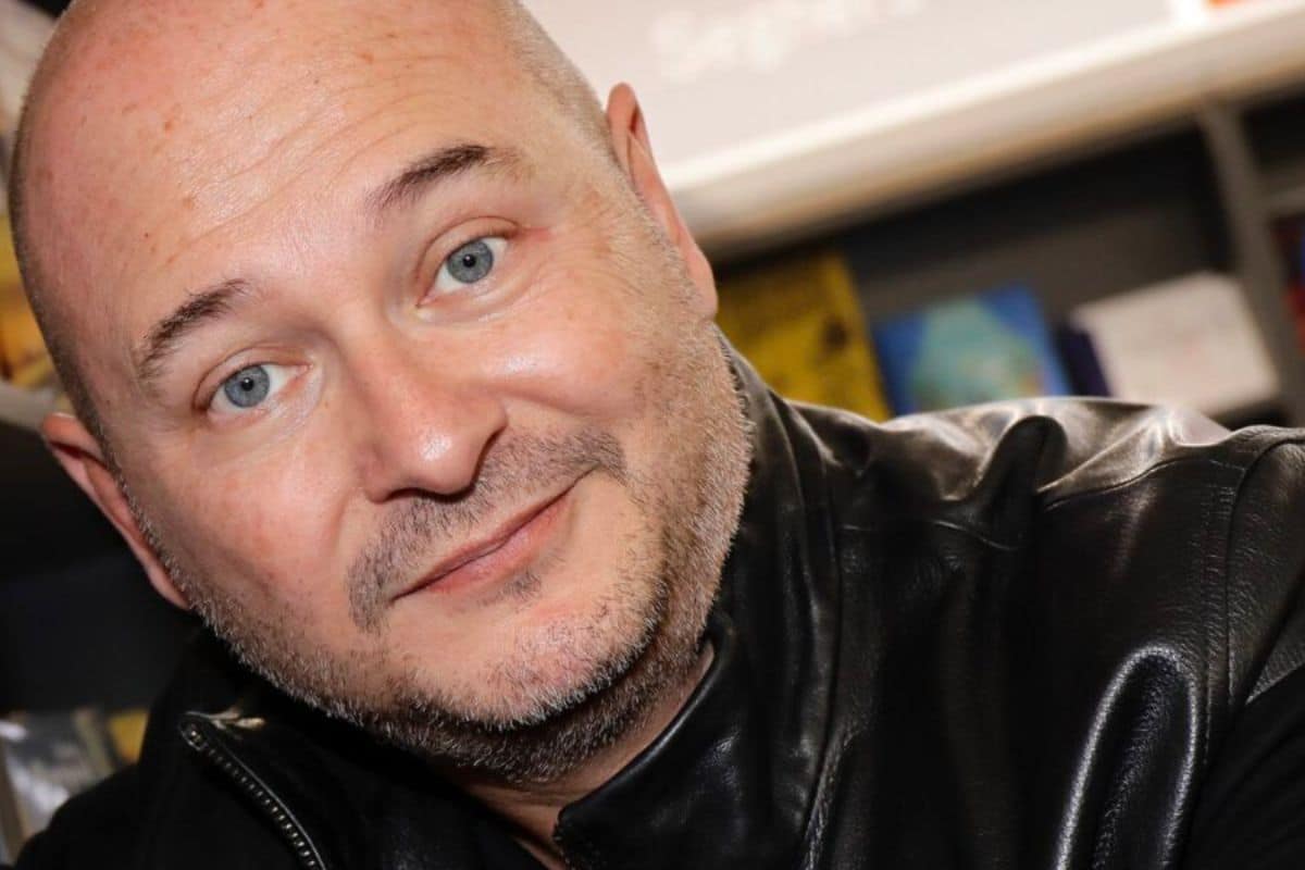 Cauet reçoit le soutien de son équipe dans une surprenante vidéo