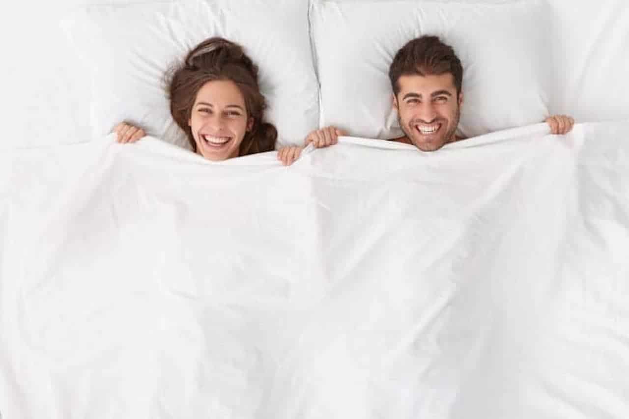 Blague du jour : Un couple se blottit sous la couette par une froide ...