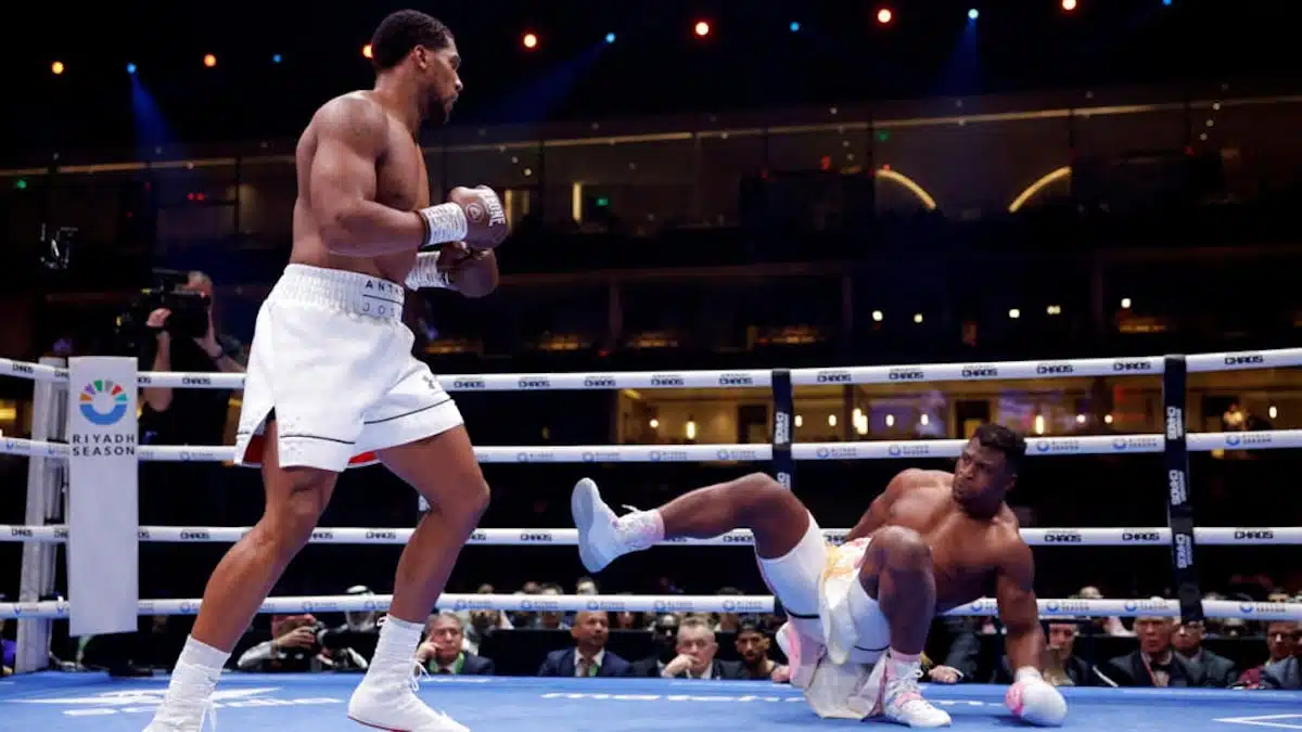 UFC : Il mord violemment son adversaire en plein match et se fait virer