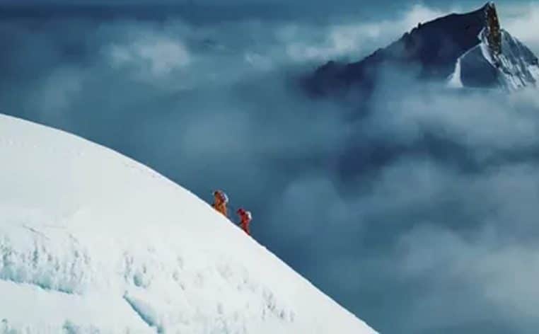 Inoxtag accomplit l'impossible et atteint le sommet de l’Everest