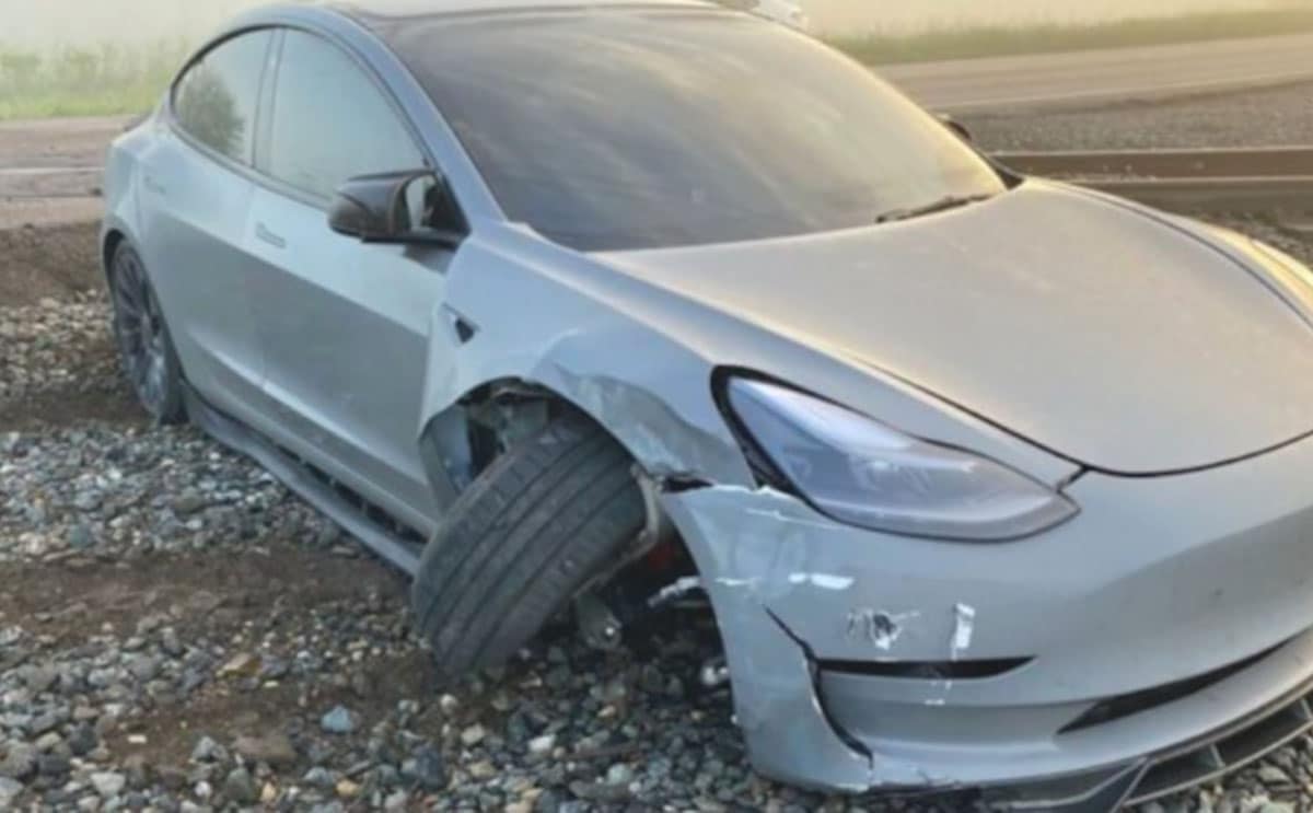 En pilote automatique, sa Tesla le conduit sous un train, la vidéo ...