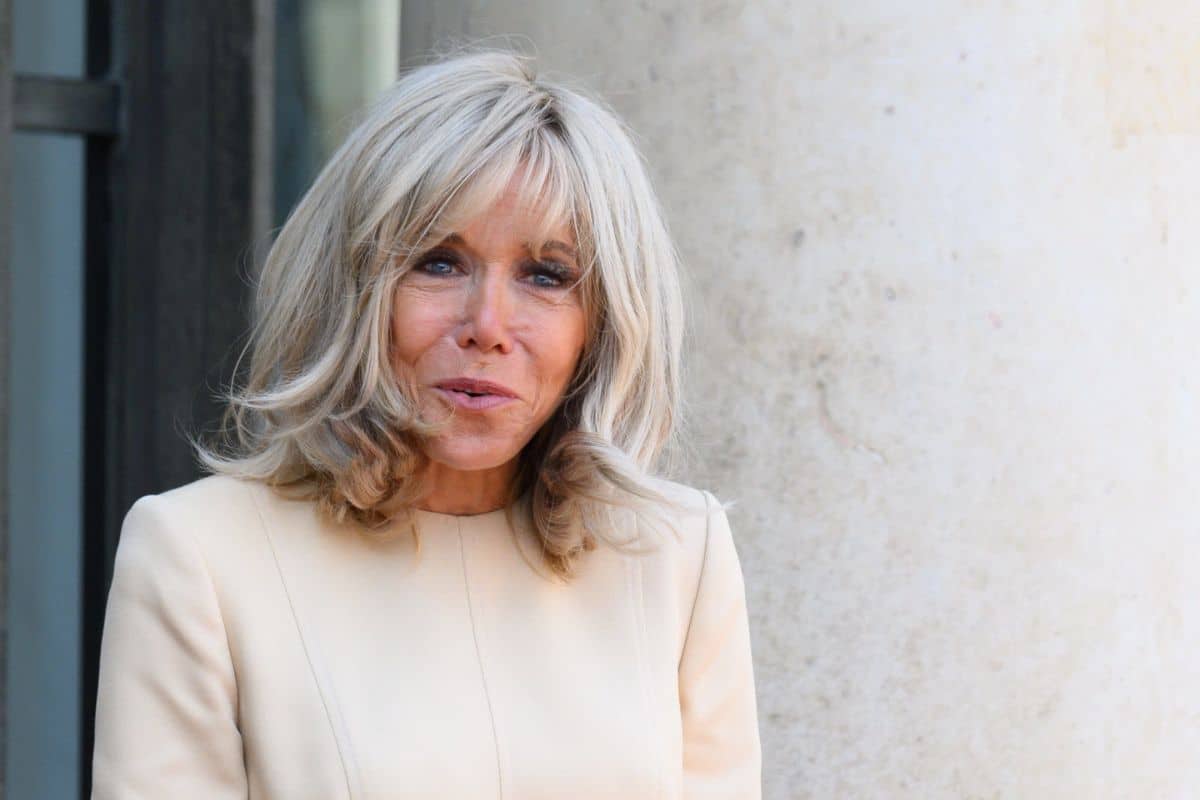 Brigitte Macron en maillot de bain : Un détail sur ses photos de ...