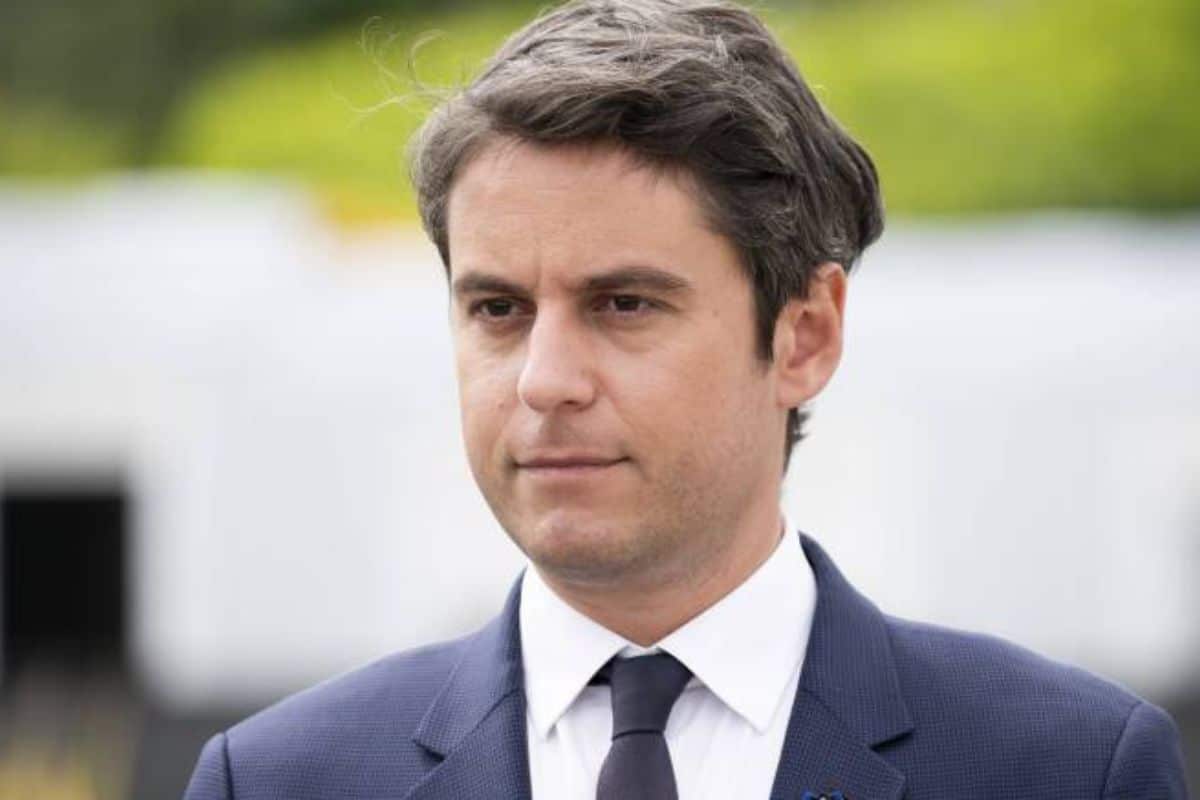 Gabriel Attal s'affiche avec son compagnon et relâche la pression