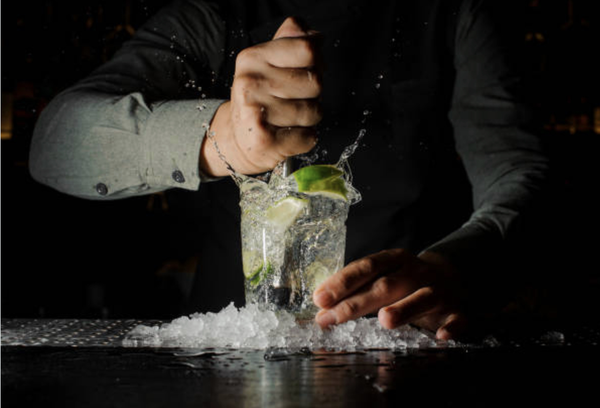 Blague du jour : Un barman fait face à une cliente casse-pieds