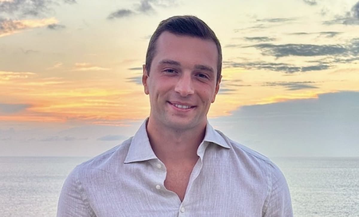 Jordan Bardella chemise ouverte sur la plage : les internautes sous le ...