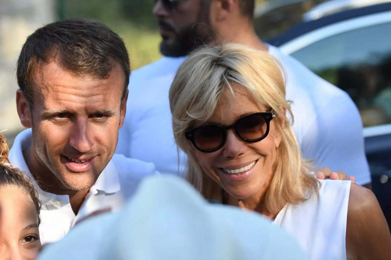 Brigitte Macron en maillot de bain : Un détail sur ses photos de ...