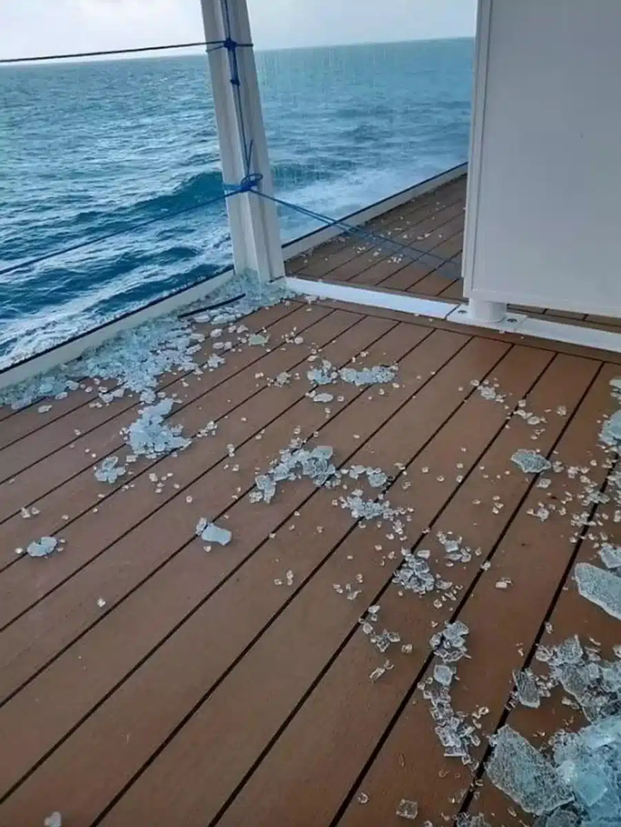Un navire de croisière a été frappé par une énorme vague, faisant 100 ...