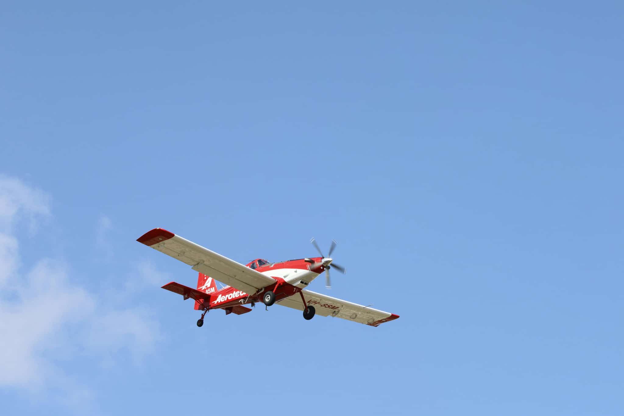 Un pilote d'avion fait une crise cardiaque en plein vol, sa femme ...