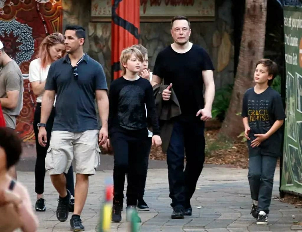 Elon Musk vient d’acheter une maison à 35 millions de dollars pour y vivre avec ses 11 enfants ...