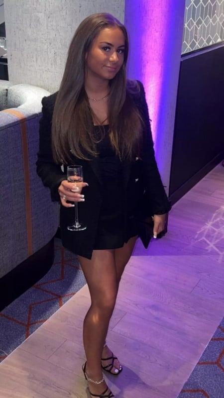 Une Jeune Fille De 19 Ans Est Morte à Cause De « Maux De Tête Après S