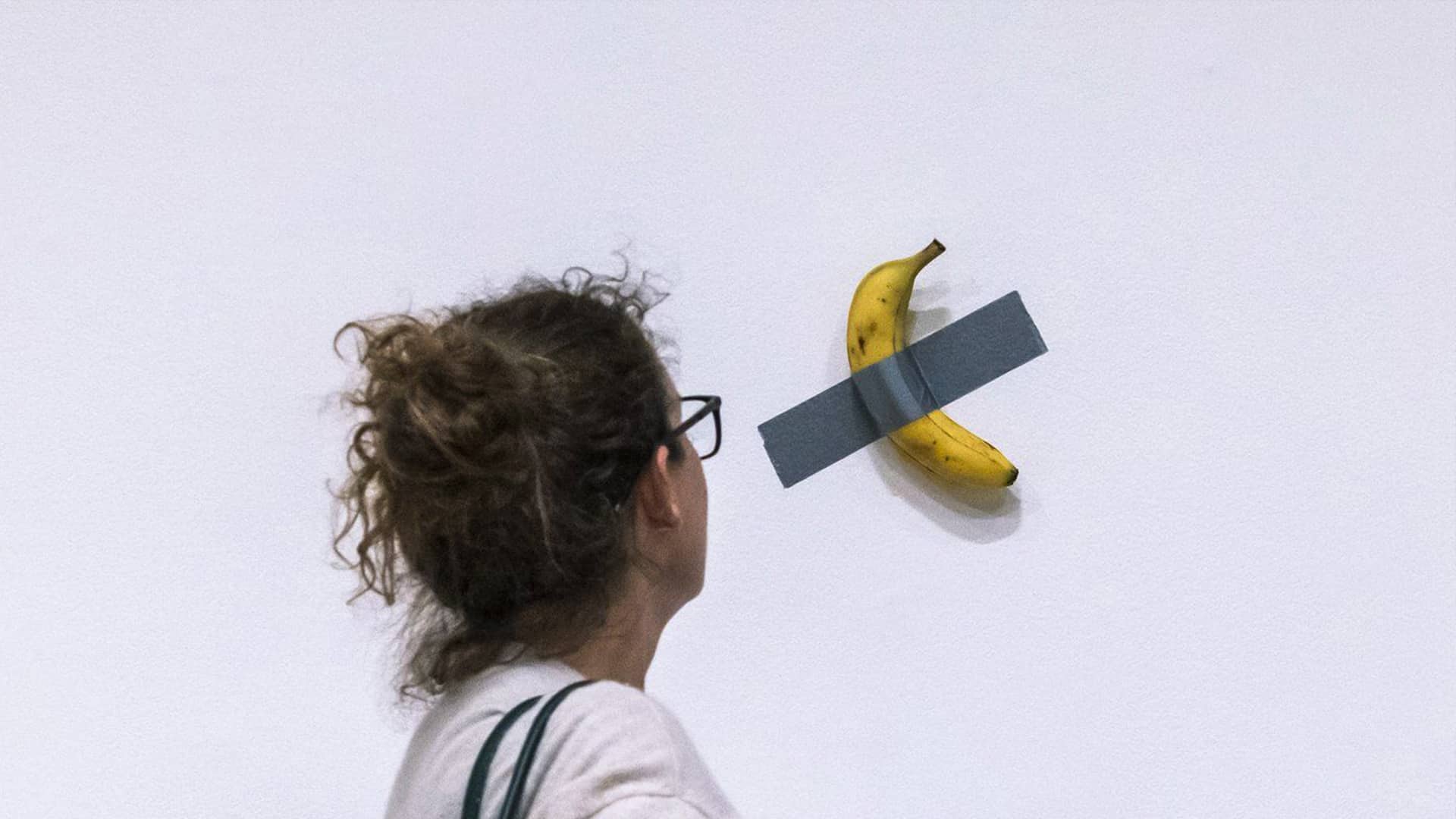 Une banane scotchée à un mur mise aux enchères à un prix hallucinant