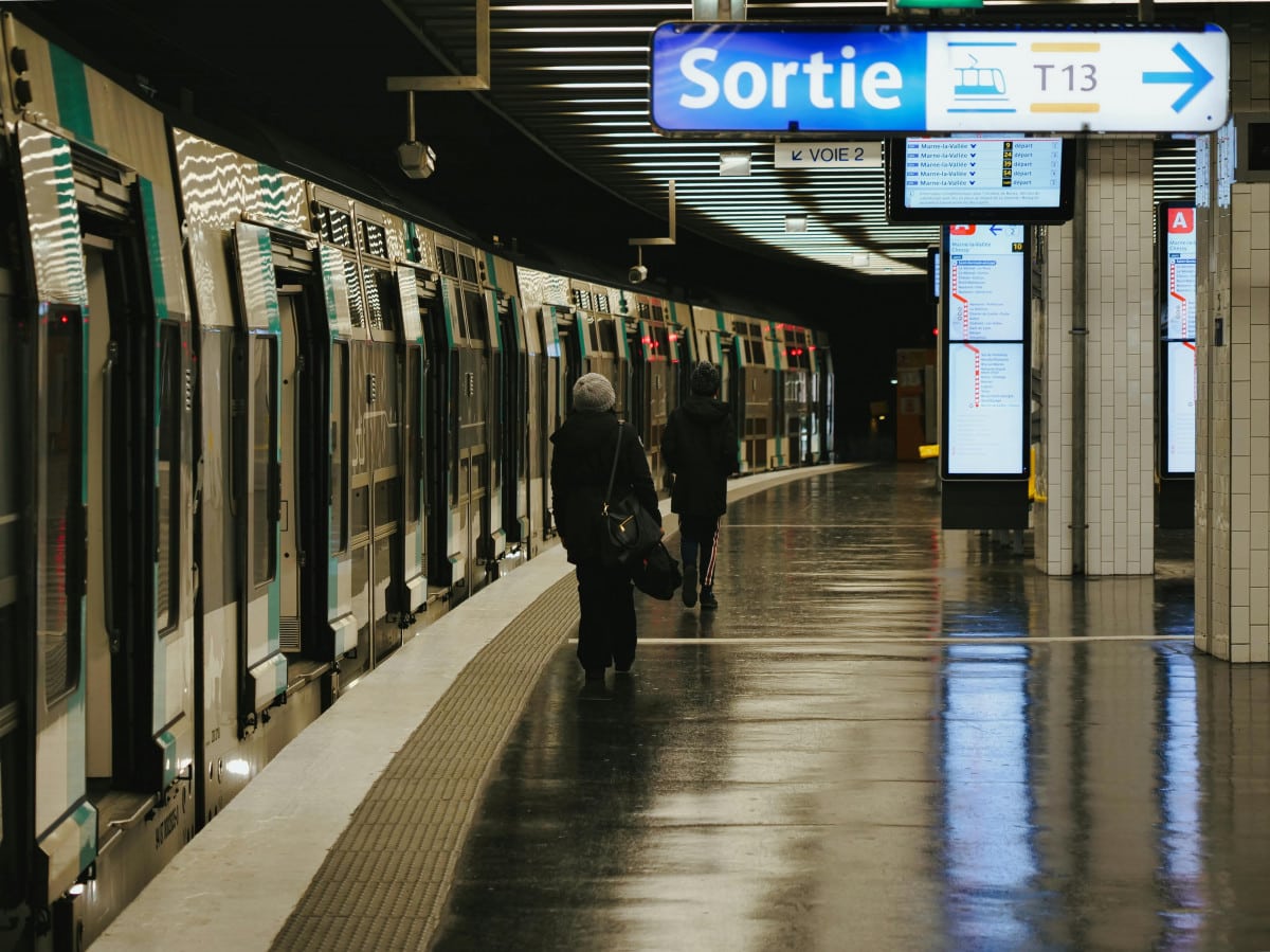 Un homme grièvement blessé après avoir été bousculé sur les rails par un agent RATP (vidéo)