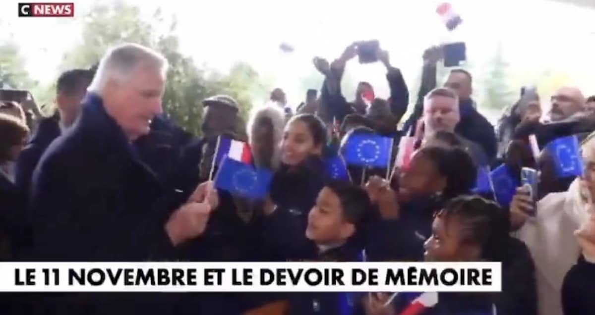 Michel Barnier : son attitude face à un enfant lors des cérémonies du ...