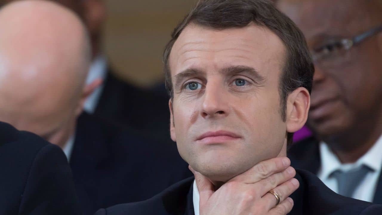 "Petit p*dé", "grande ta*louze" : Emmanuel Macron homophobe ? Il est en ...