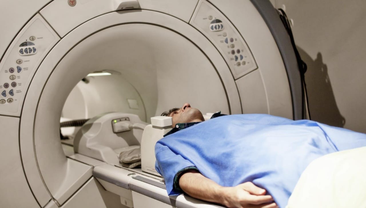 Elle passe une IRM avec un plug dans l'anus, et le pire arrive