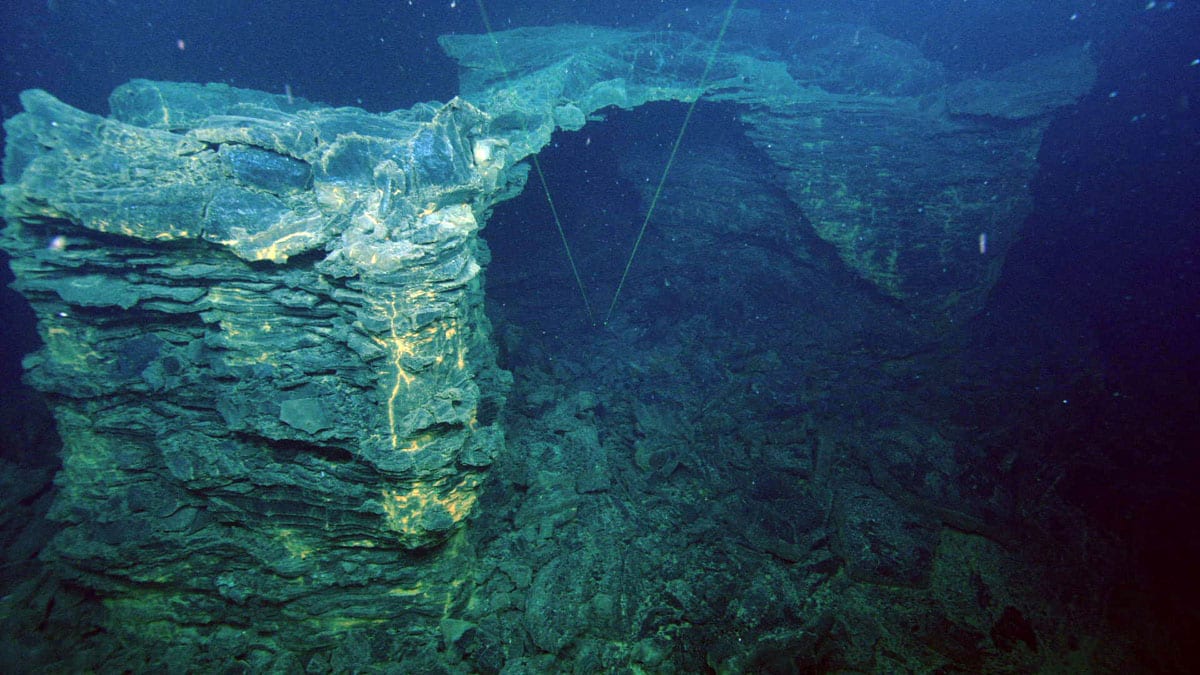 Ce grand volcan sous-marin va rentrer en éruption en 2025 selon les experts