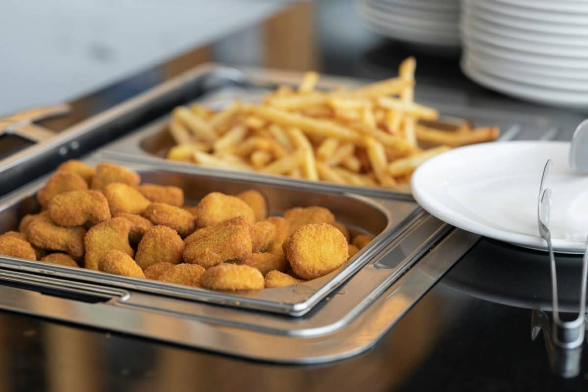 Un criminel évite l'expulsion car son fils refuse de manger des nuggets ...