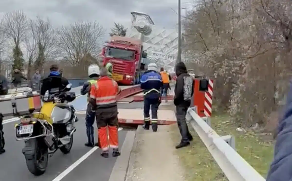 Dégivrer une voiture et la laisser sans surveillance peut entraîner une ...