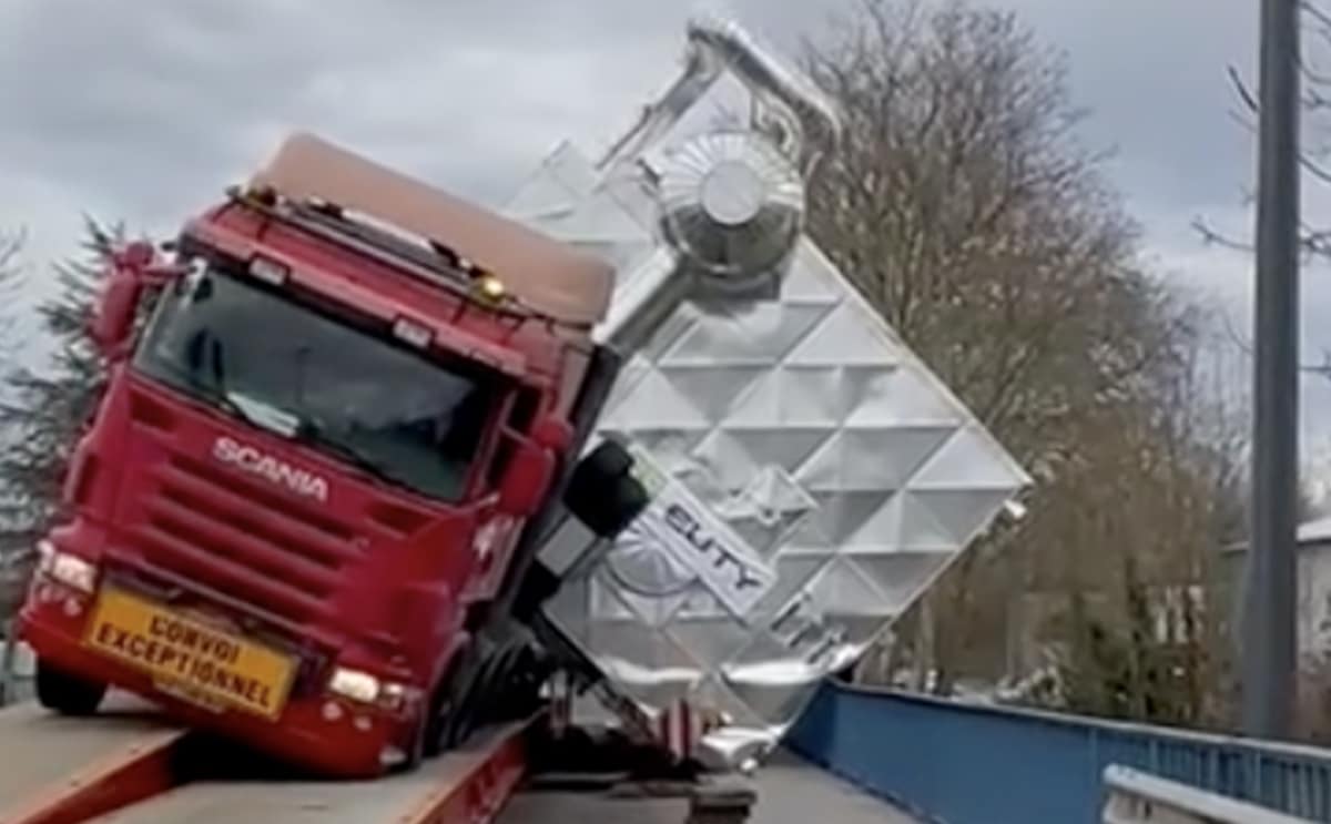 Un convoi exceptionnel chute sur un pont, les images sont ... Un convoi exceptionnel chute sur un pont, les images sont ...