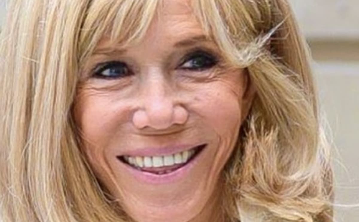Brigitte Macron ose les cuissardes à talons