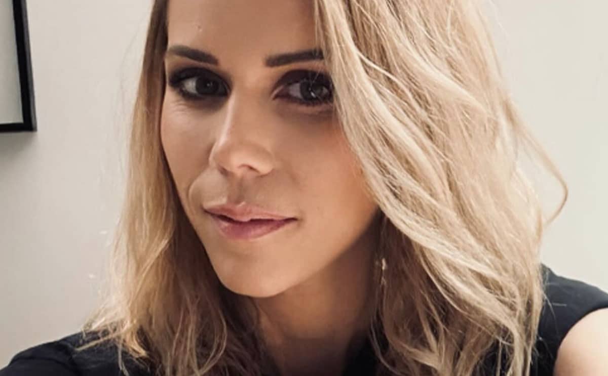 Kelly Vedovelli réagit suite aux rumeurs de couple entre Cyril Hanouna ...