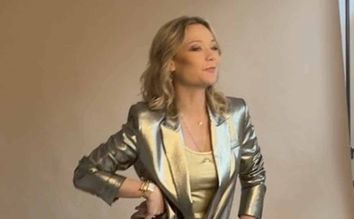 Molières 2025 : entrée remarquée de Caroline Vigneaux, seins nus sur scène