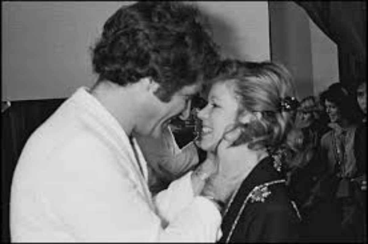 Les causes de la mort foudroyante de ce célèbre chanteur enfin révélées ...